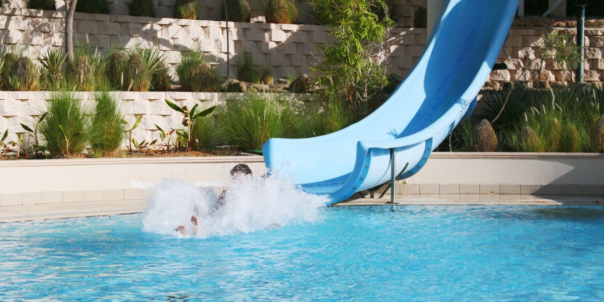 Diversão Aquática Garantida: Slide and Splash Oferece Desconto ...