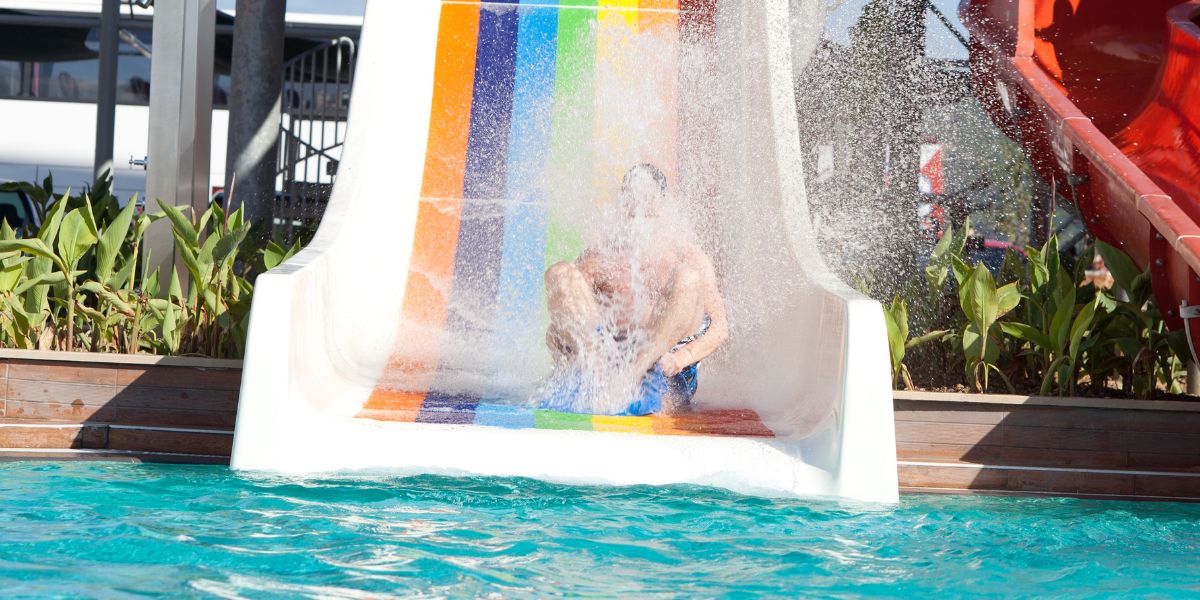 Diversão Aquática Garantida: Slide and Splash Oferece Desconto ...